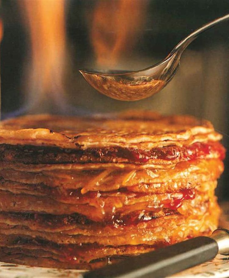 Gâteau de crêpes flambées Recette | Dr. Oetker